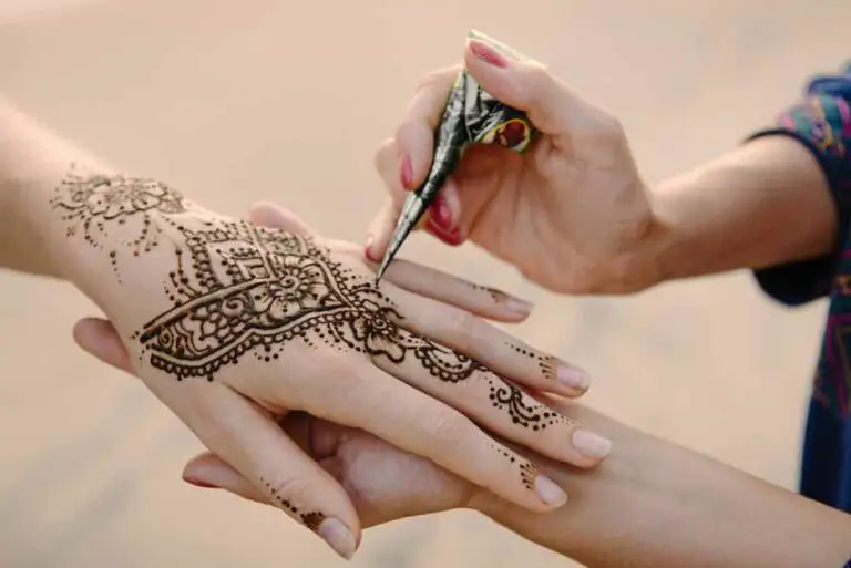 Henna Style Tattoo: A Comprehensive Guide for Beginners - Inkspired ...